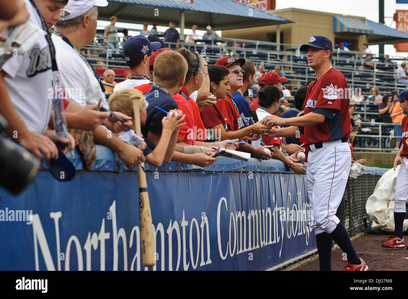 July 14, 2010 - Allentown, Pennsylvania, U.S - 14 July 2010: Fans wait ...