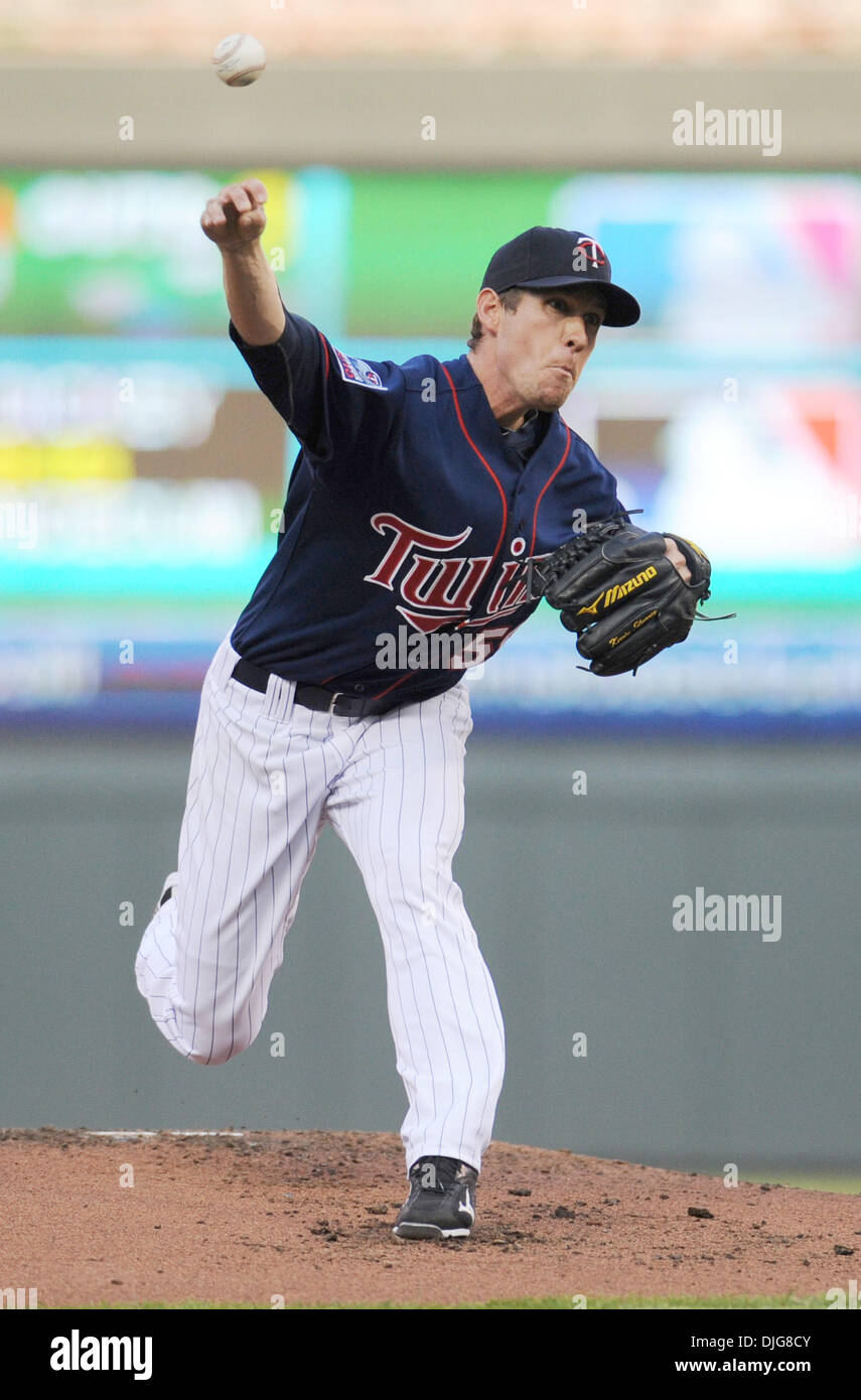 Minnesota Twins starting pitcher Kevin Slowey #59 delivers a pitch in ...