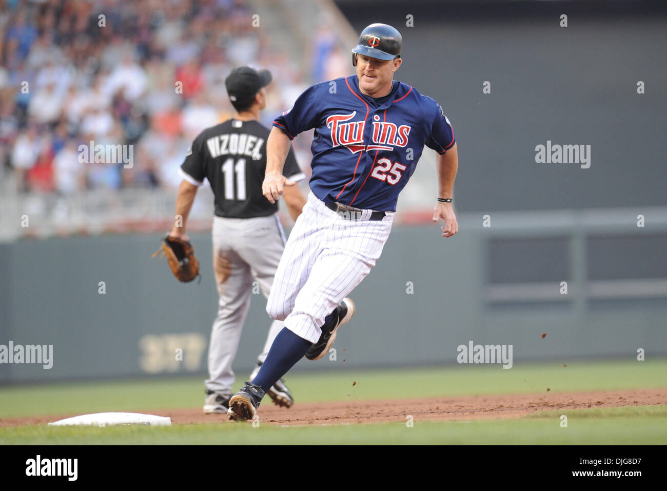 Minnesota Twins designated hitter Jim Thome #25 rounds third base to ...