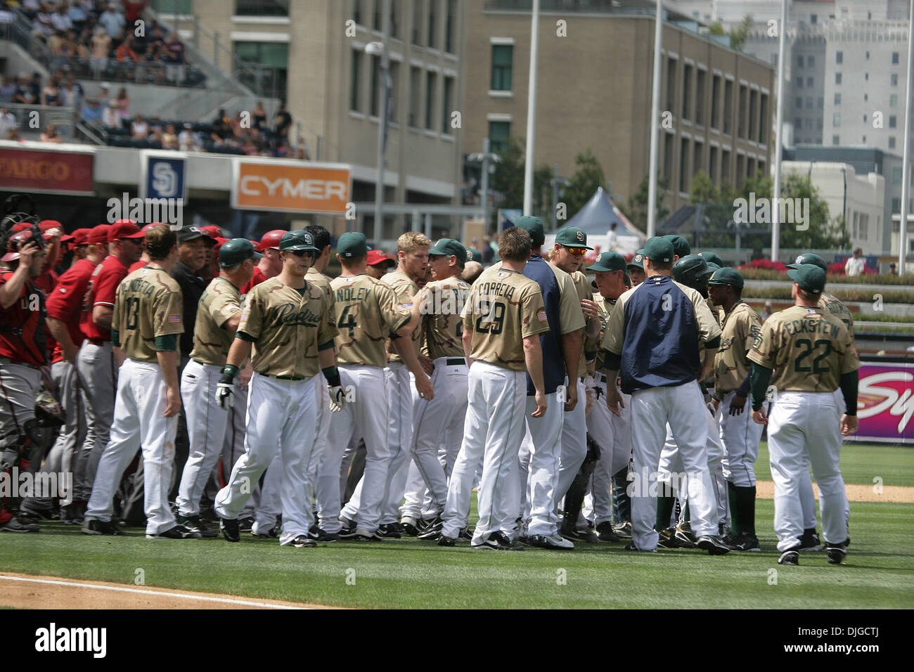 Diamondbacks Mark Reynolds and Padres Everth Cabrera got into a tussle ...