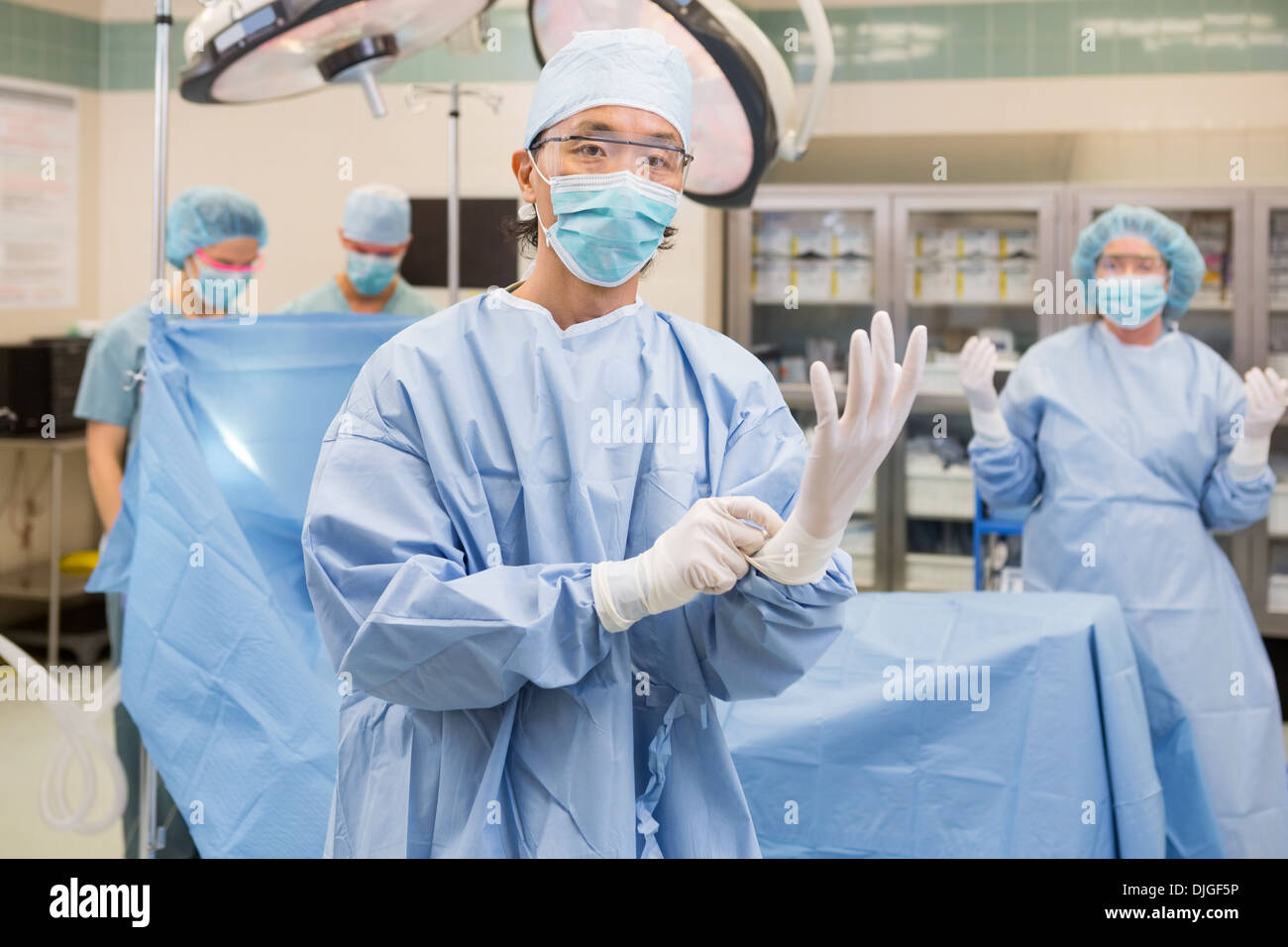 Surgical team in operating theatre hi-res stock photography and images ...