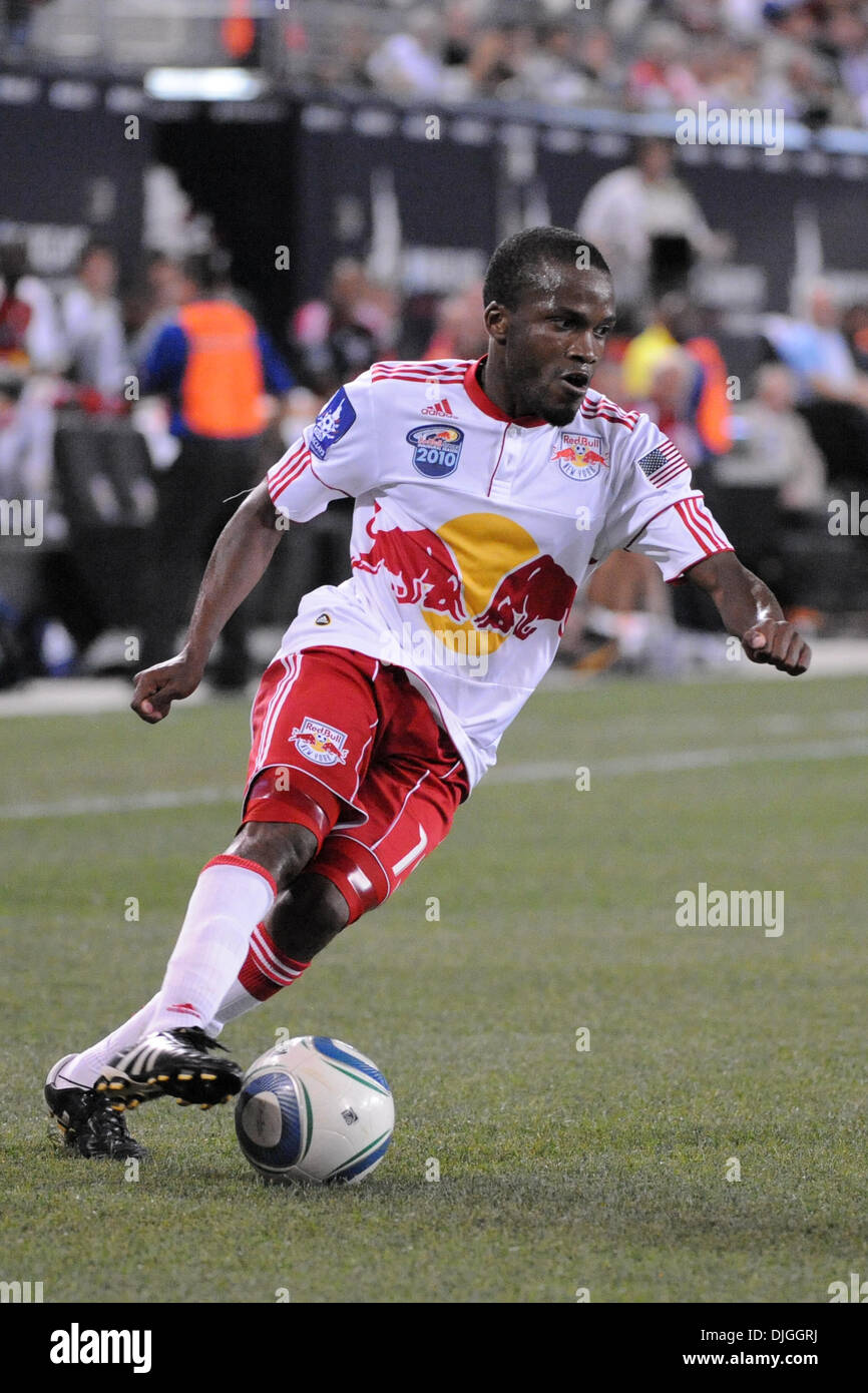 New York Red Bulls Midfielder Dane Richards (#19) drives toward goal in ...