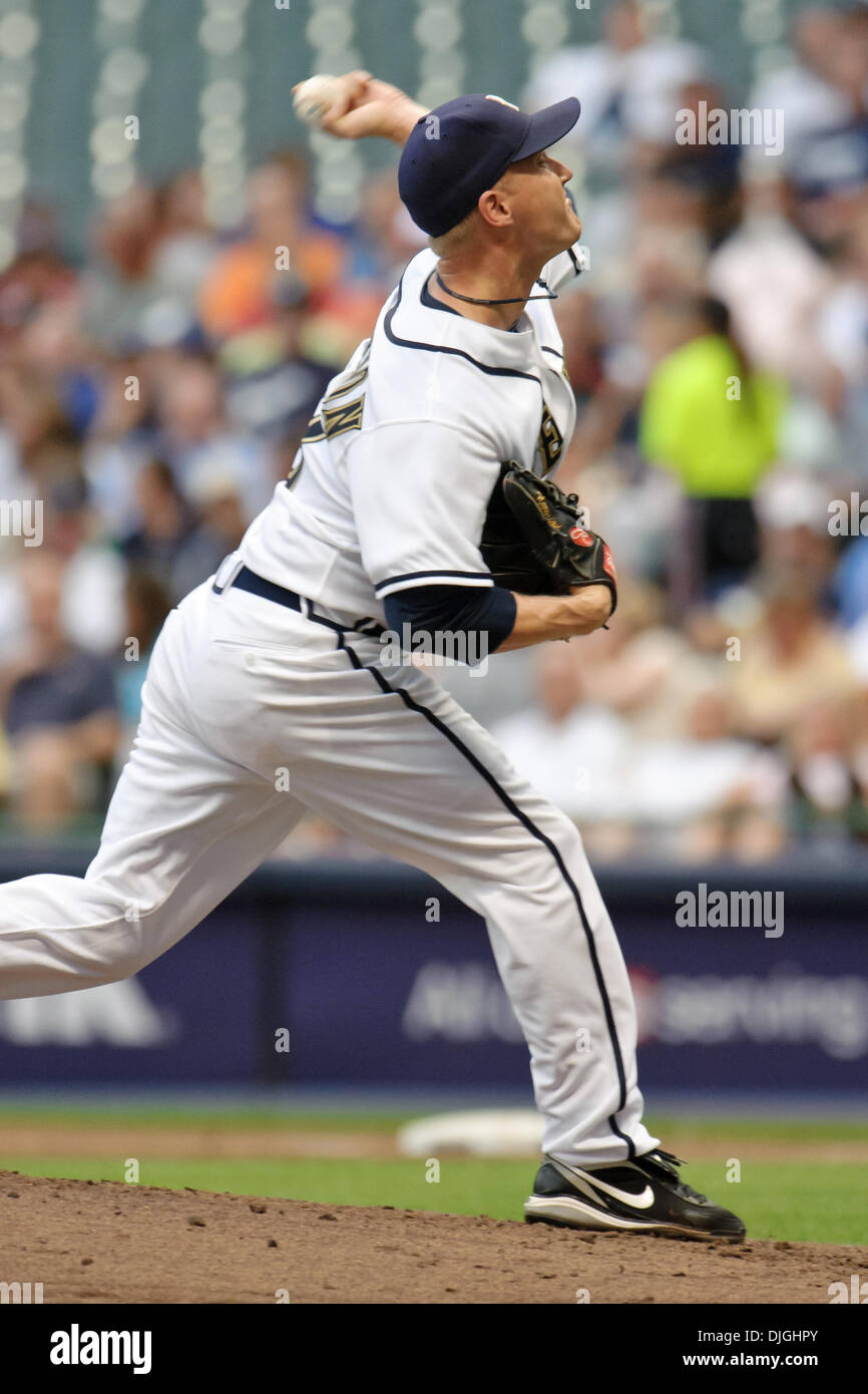Milwaukee Brewers starting pitcher Chris Narveson (38) throws during ...