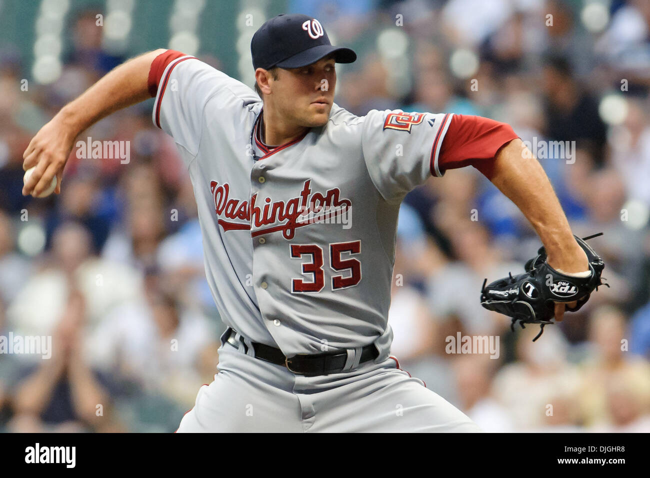 Washington Nationals starting pitcher Craig Stammen (35) throws during ...