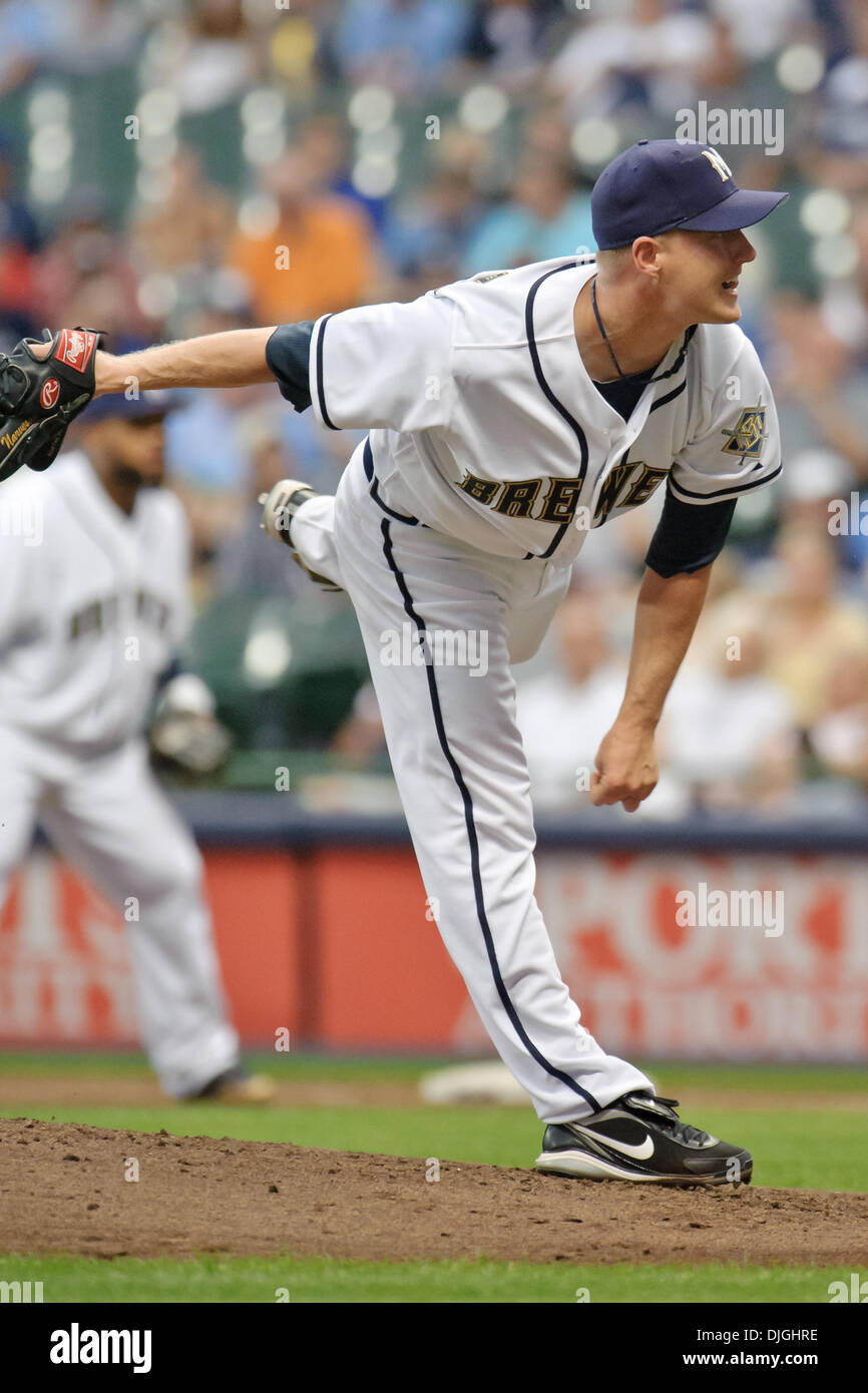 Milwaukee Brewers starting pitcher Chris Narveson (38) throws during ...