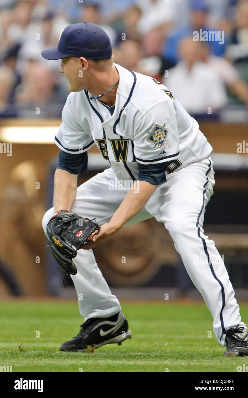 Milwaukee Brewers starting pitcher Chris Narveson (38) fields a ground ...