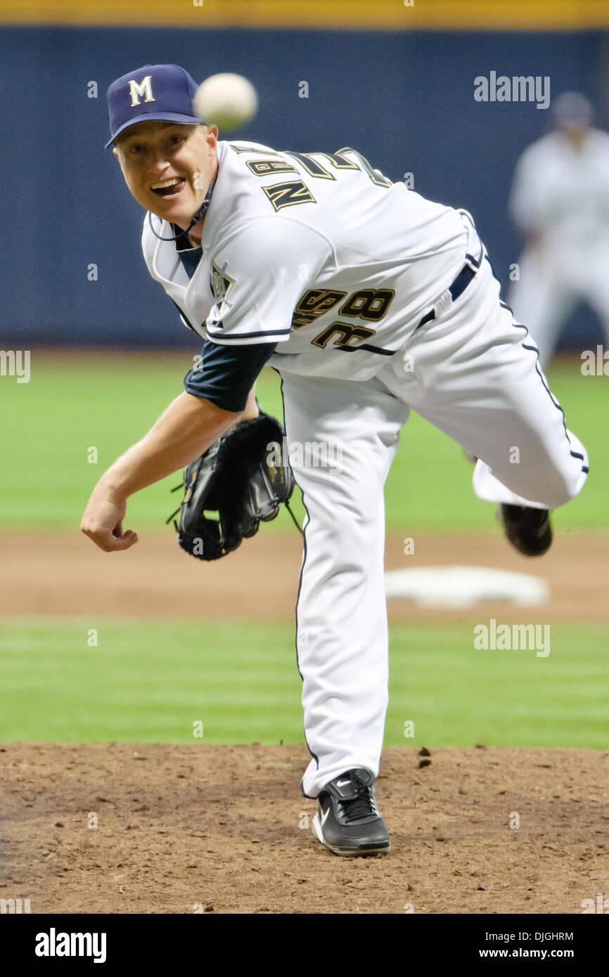 Milwaukee Brewers starting pitcher Chris Narveson (38) throws to the ...