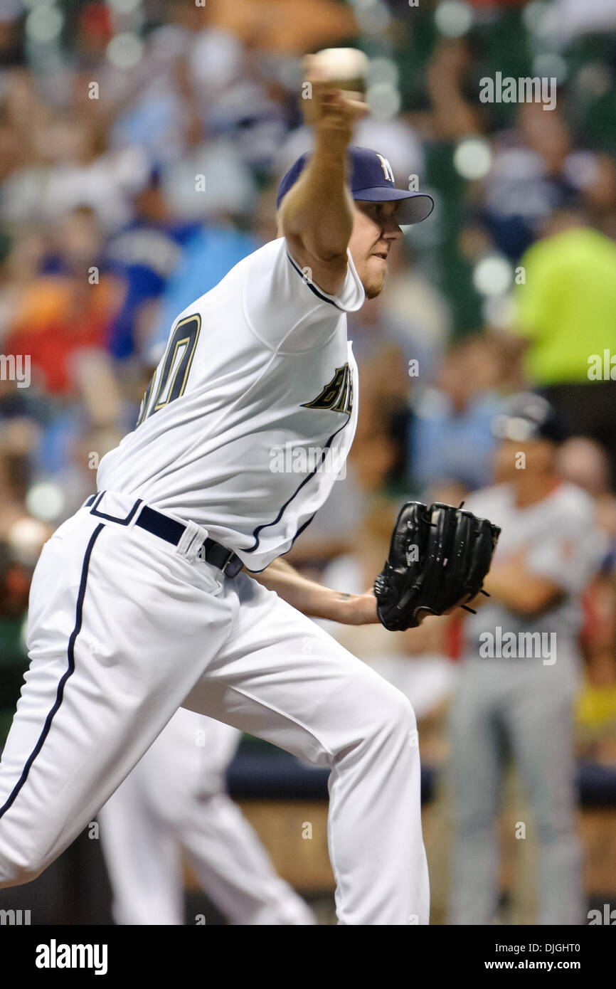 Milwaukee Brewers relief pitcher Kameron Loe (50) throws during the ...