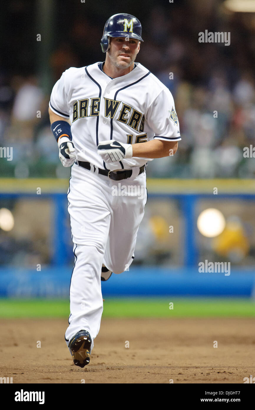 Milwaukee Brewers right fielder Jim Edmonds (15) rounds the bases after ...
