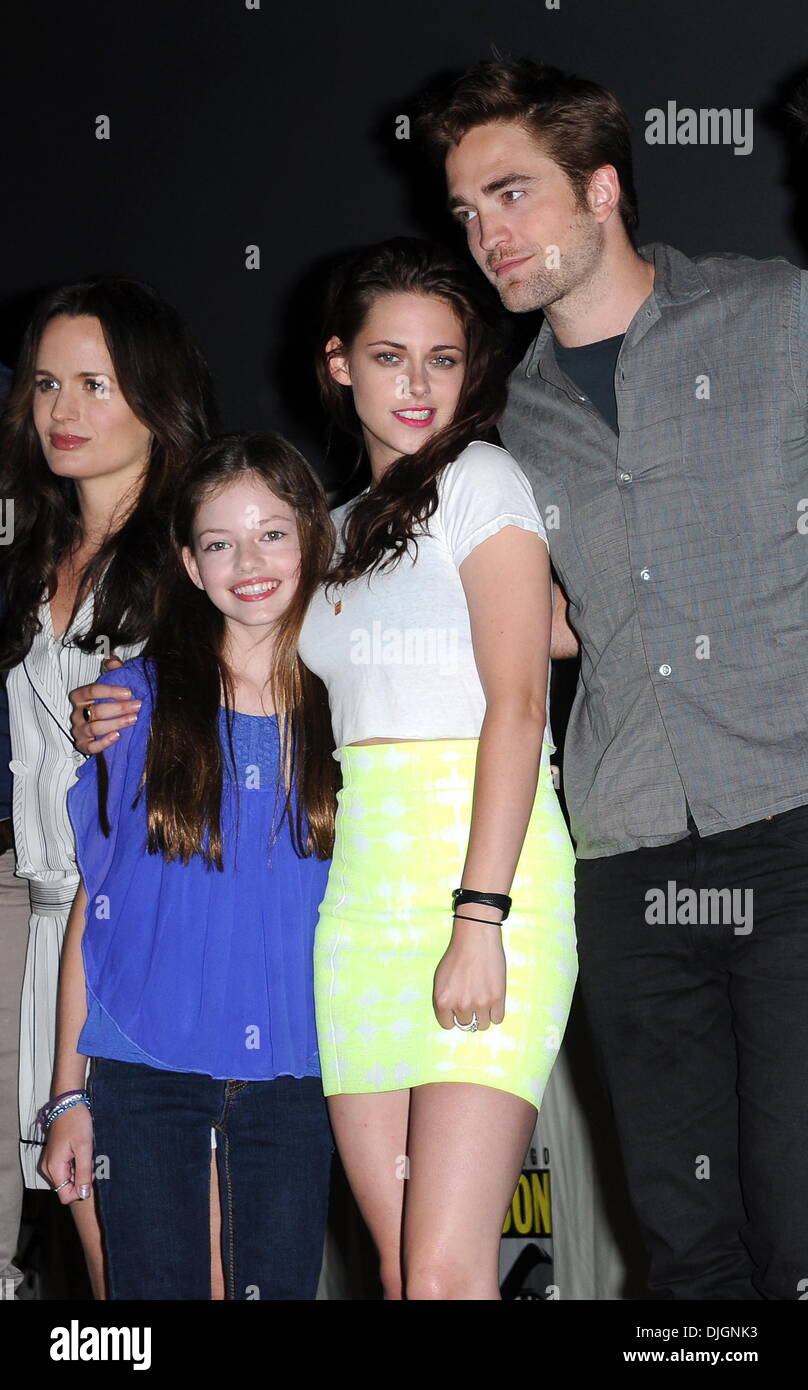 Mackenzie Foy And Kristen Stewart And Robert Pattinson Photoshoot