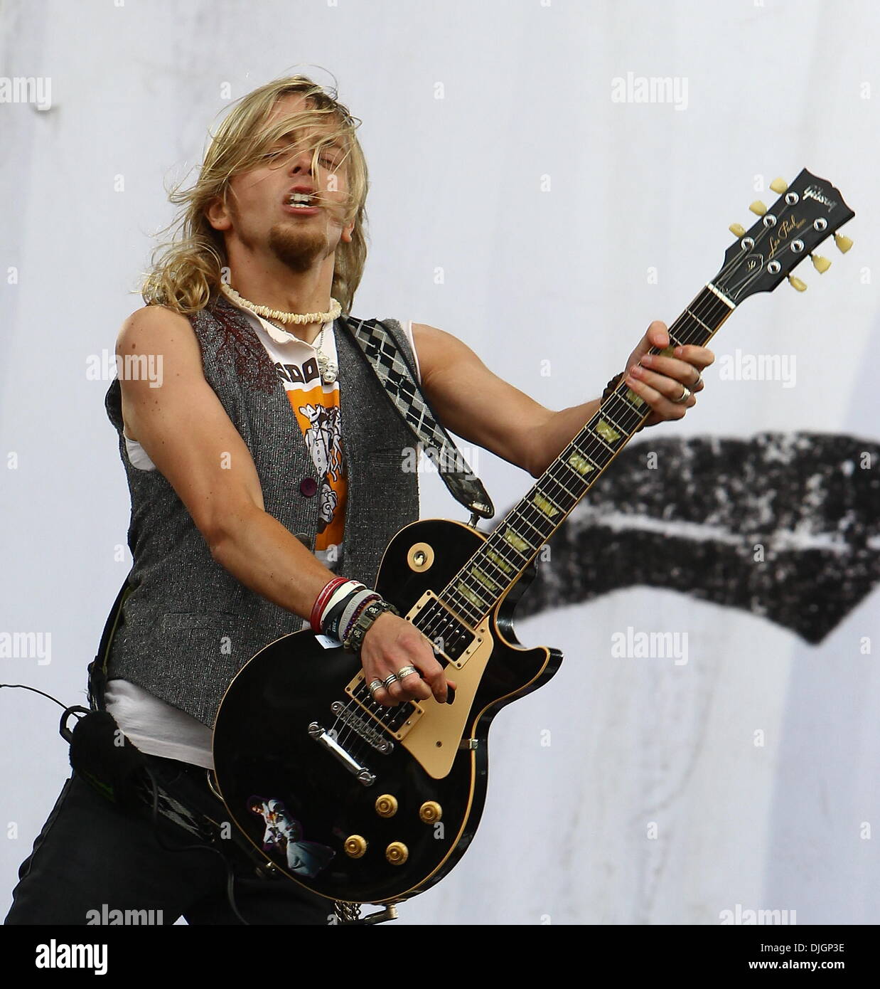 Ben Wells Black Stone Cherry performing live Hard Rock Calling in Hyde ...
