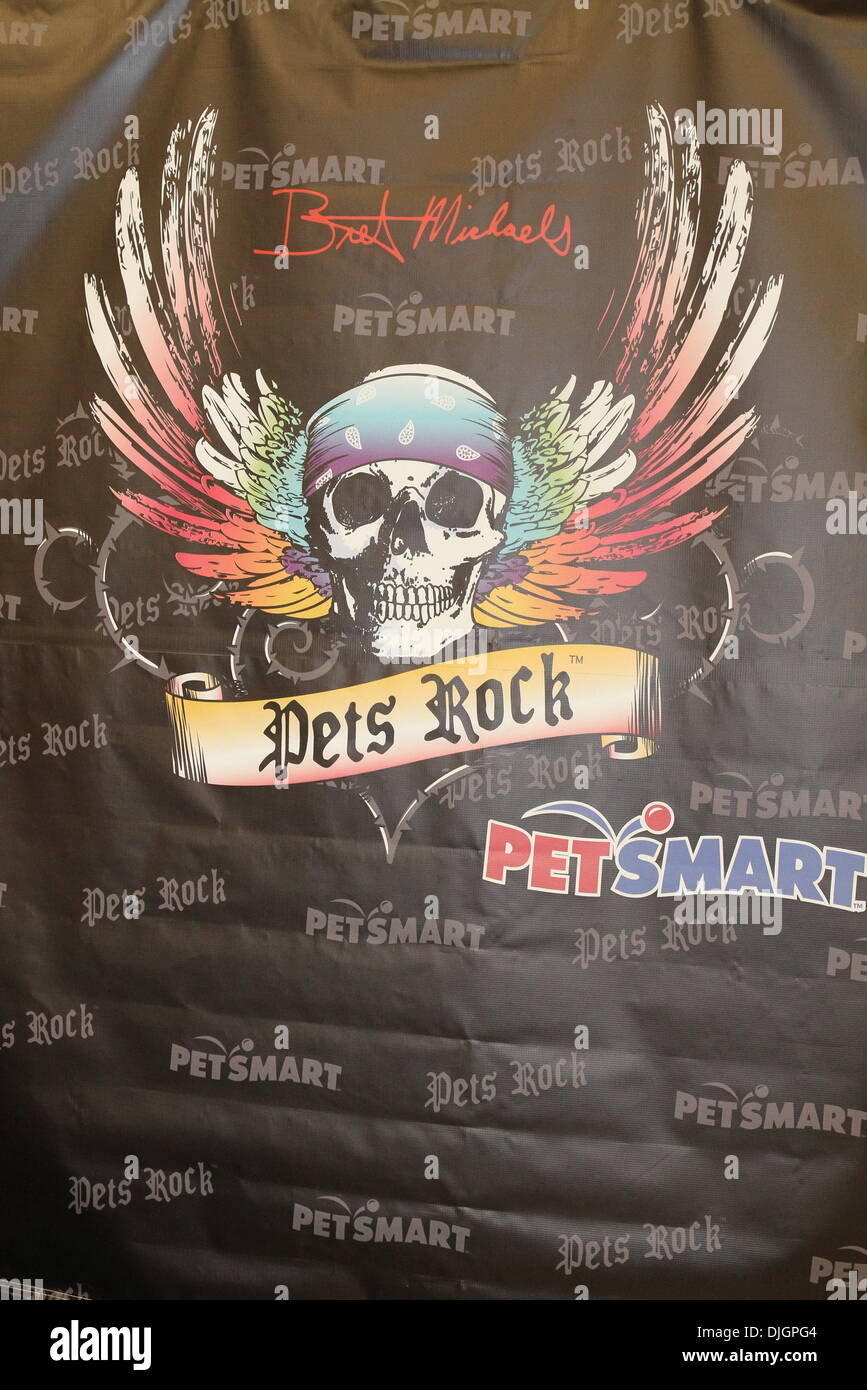 Bret Michaels' meet and greet at the Farmingdale PetSmart store New ...