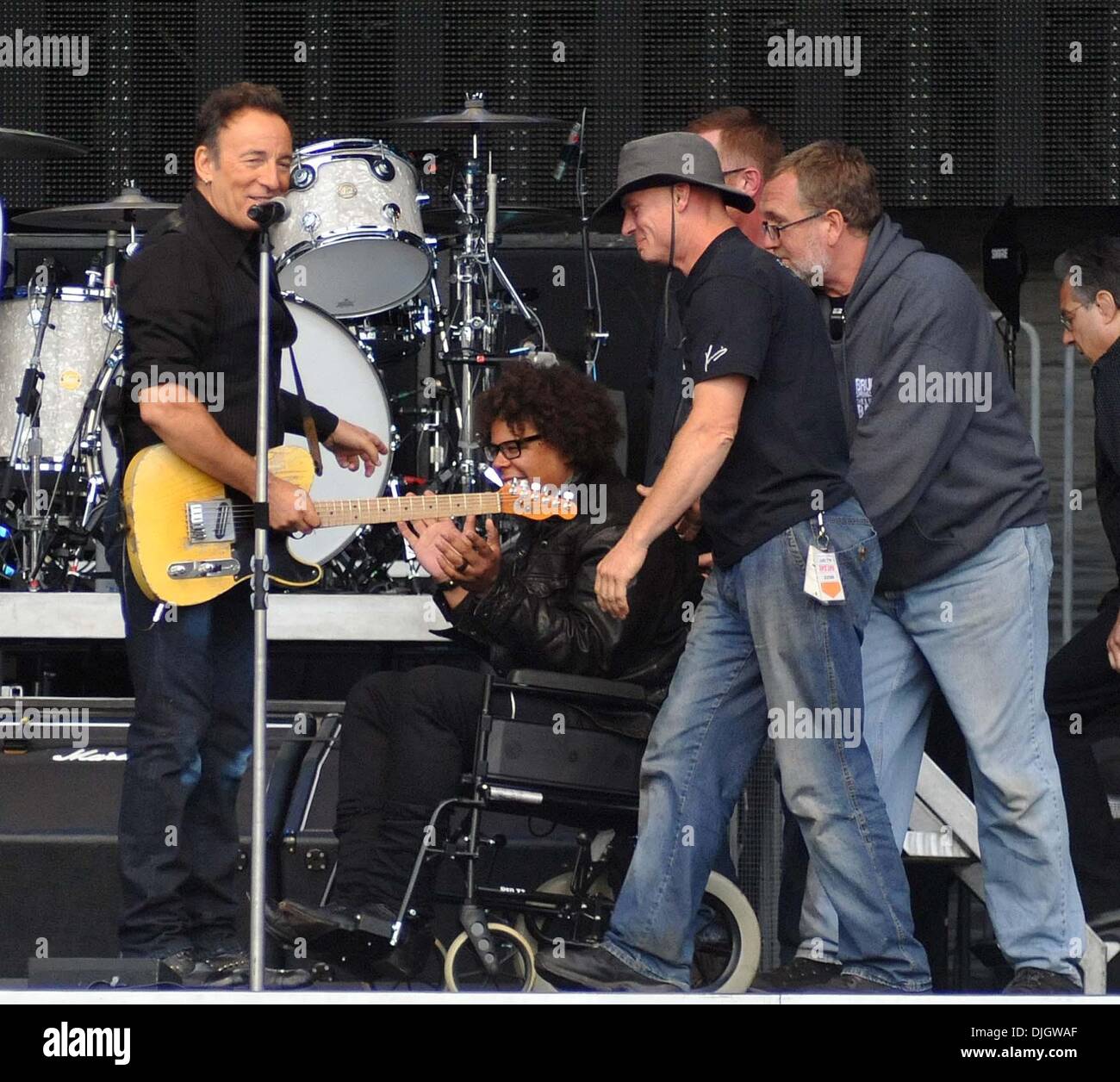 Bruce Springsteen brings injured bandmate on stage Bruce Springsteen ...