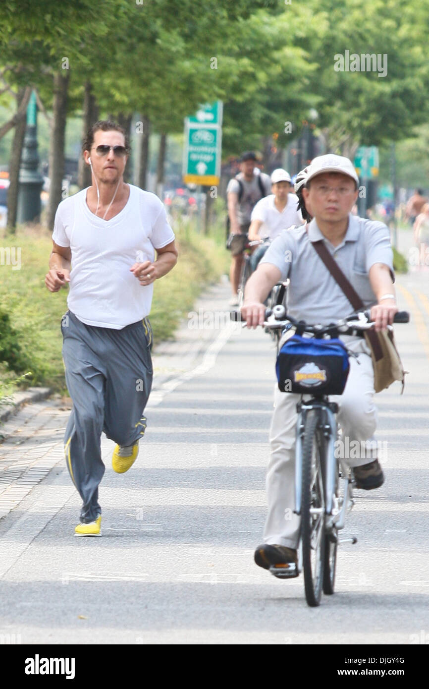 Matthew McConaughey going for a morning run along the Hudson River in ...