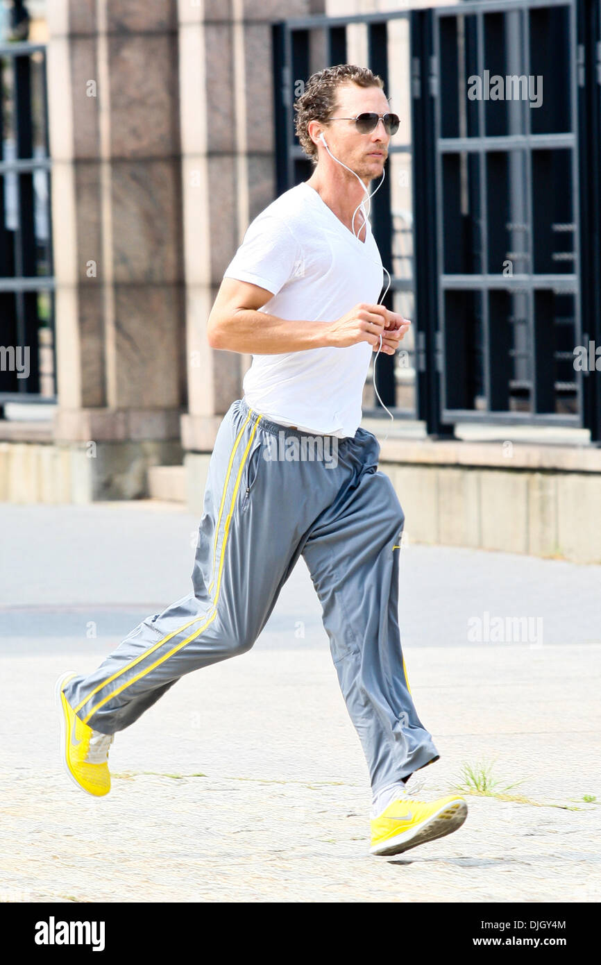 Matthew McConaughey going for a morning run along the Hudson River in ...