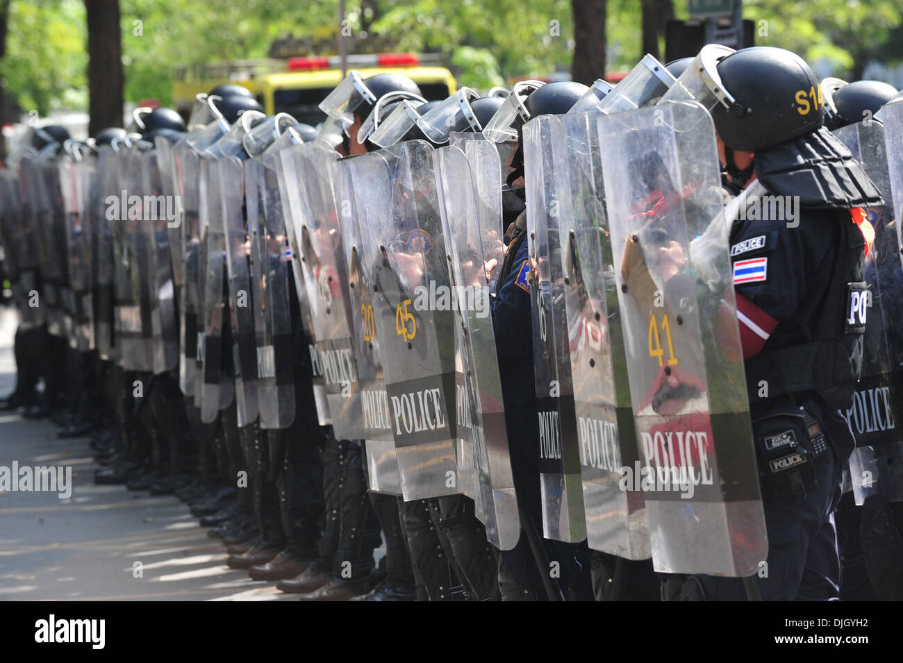 Bangkok, Thailand. 28th Nov, 2013. Thai riot policemen guard at the ...