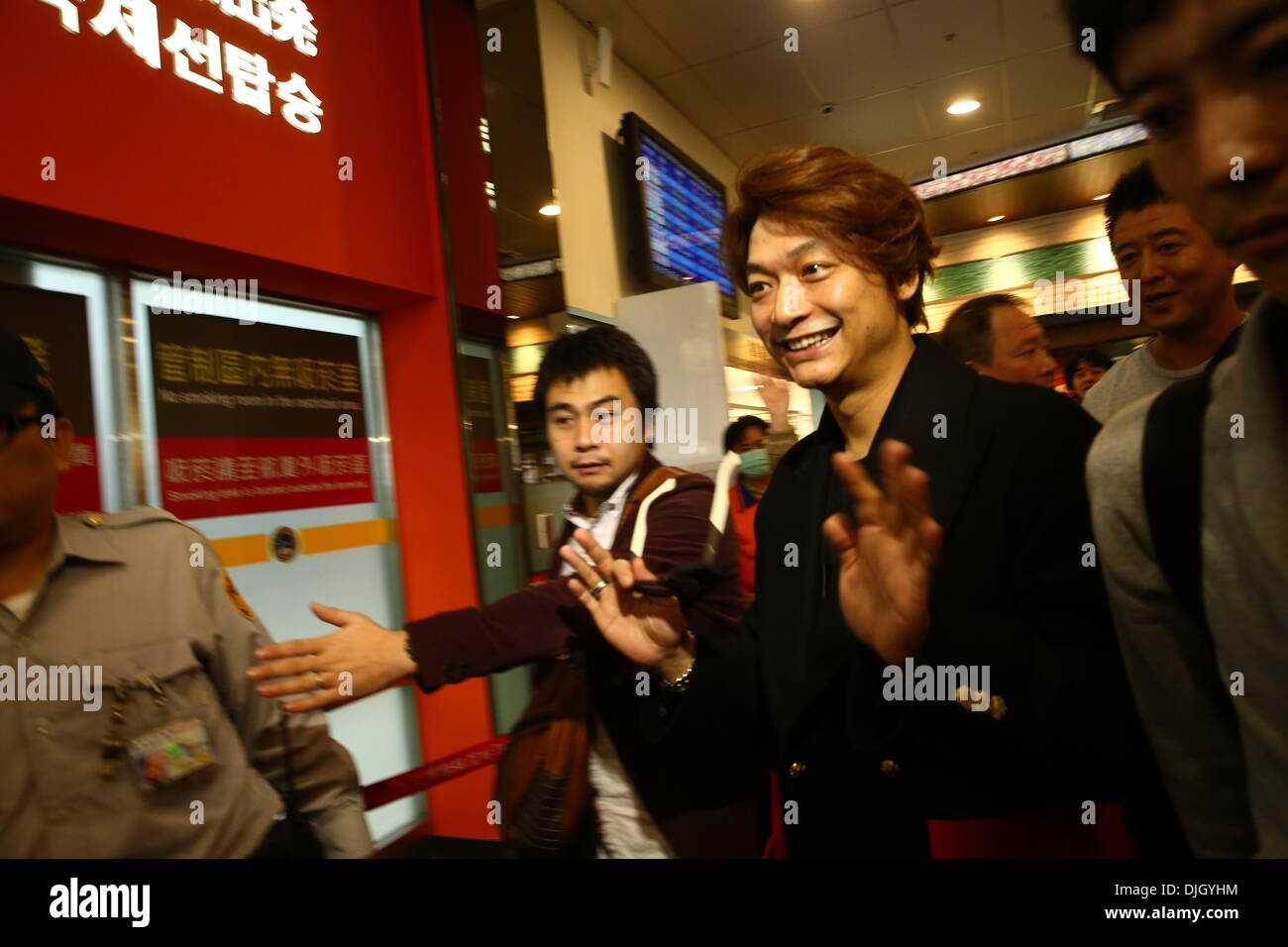 SMAP, departs from Taipei. 26th Nov, 2013. Japanese star Shingo Katori ...