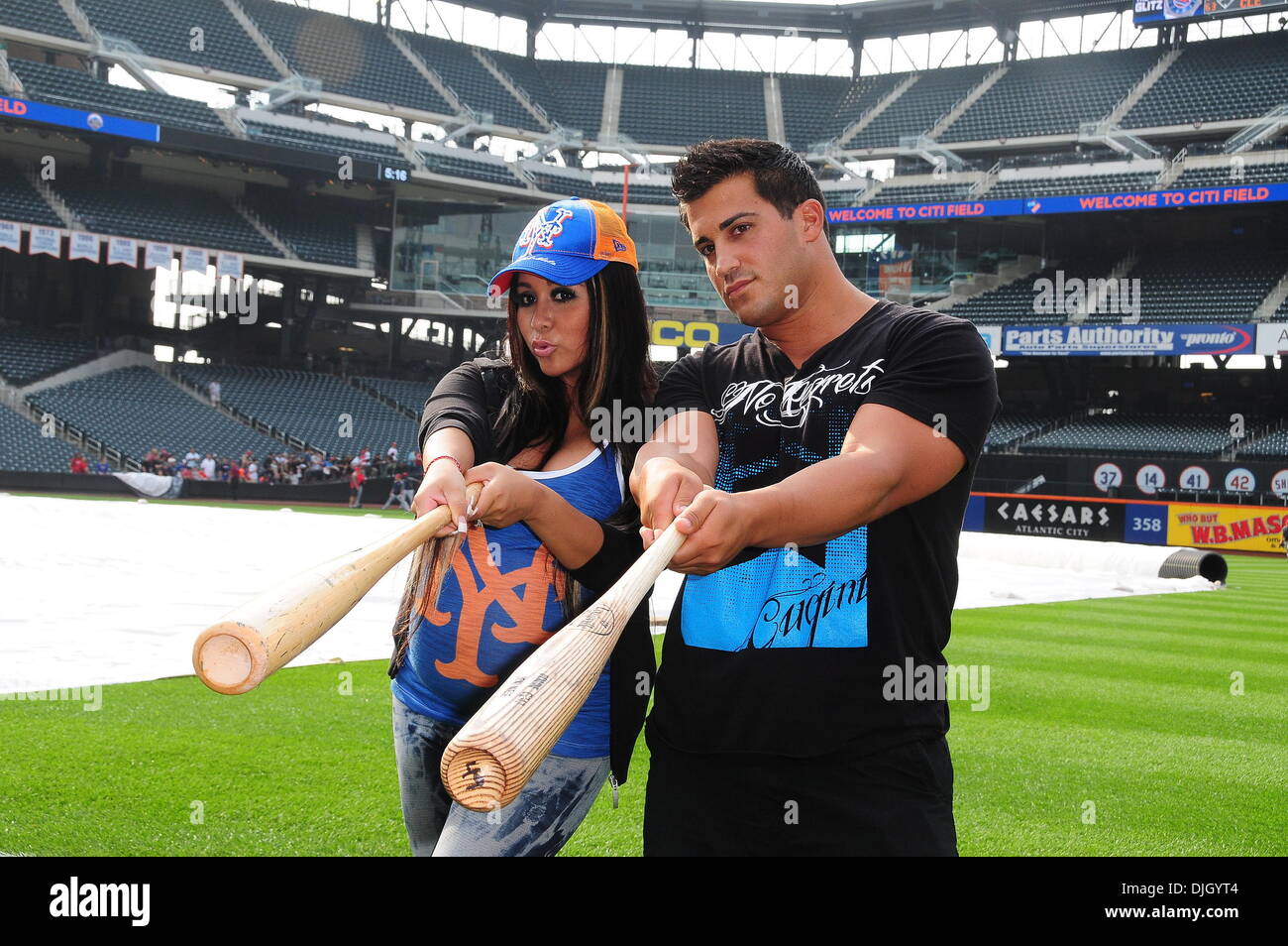 Pregnant Nicole 'Snooki' Polizzi and fiance Jionni LaValle meet the New ...