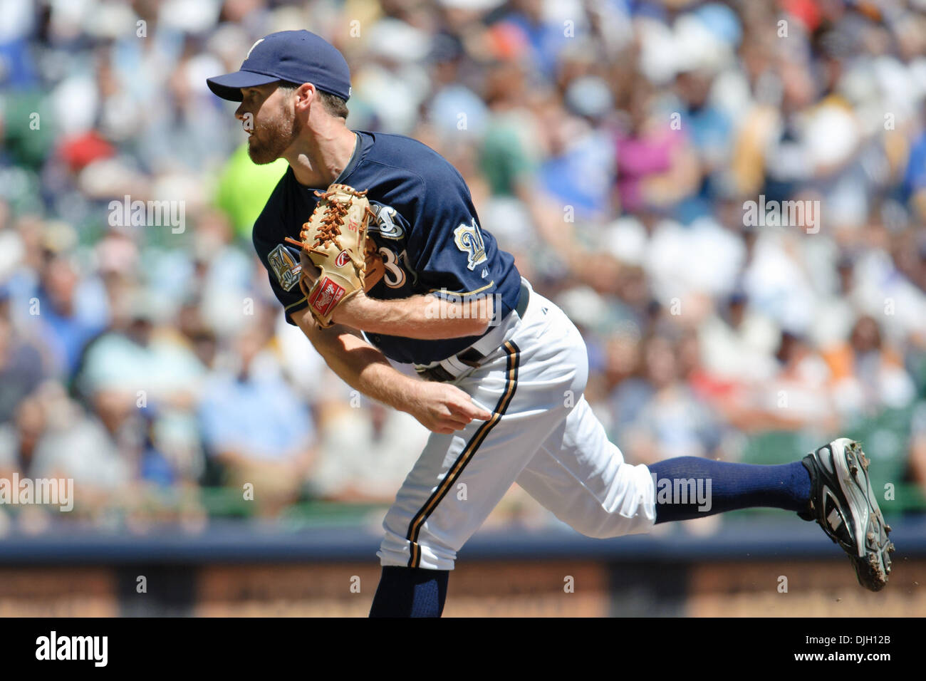 Milwaukee Brewers starting pitcher Dave Bush (31) throws during the ...