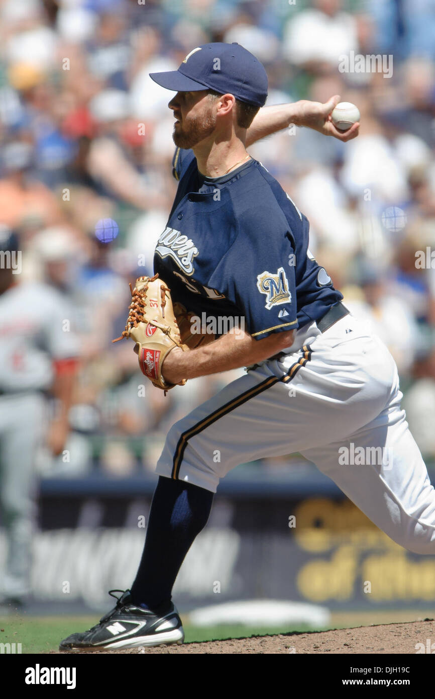 Milwaukee Brewers starting pitcher Dave Bush (31) delivers a pitch in ...