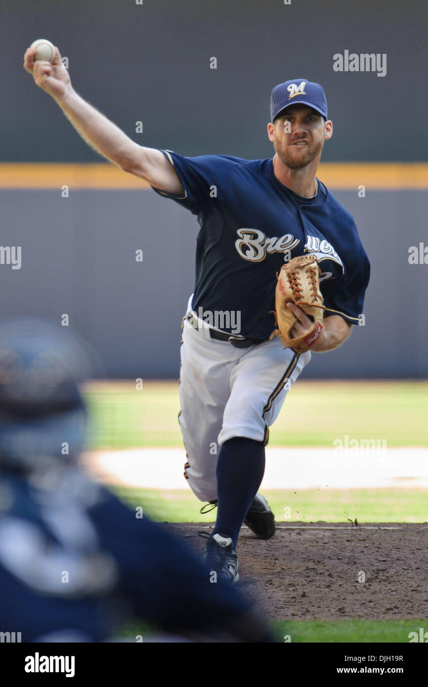 Milwaukee Brewers starting pitcher Dave Bush (31) throws during the ...