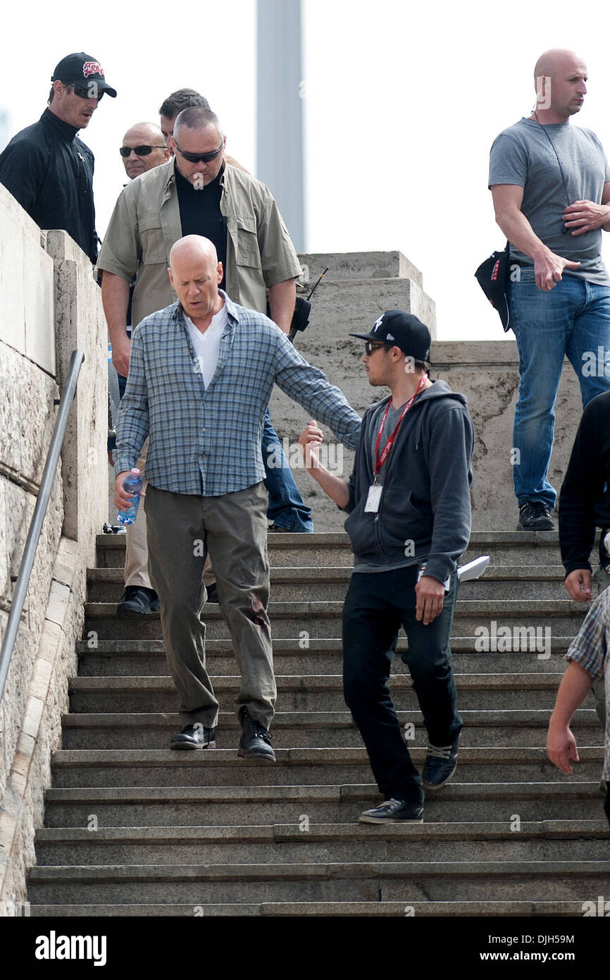 Die hard bruce willis on set hi-res stock photography and images - Alamy