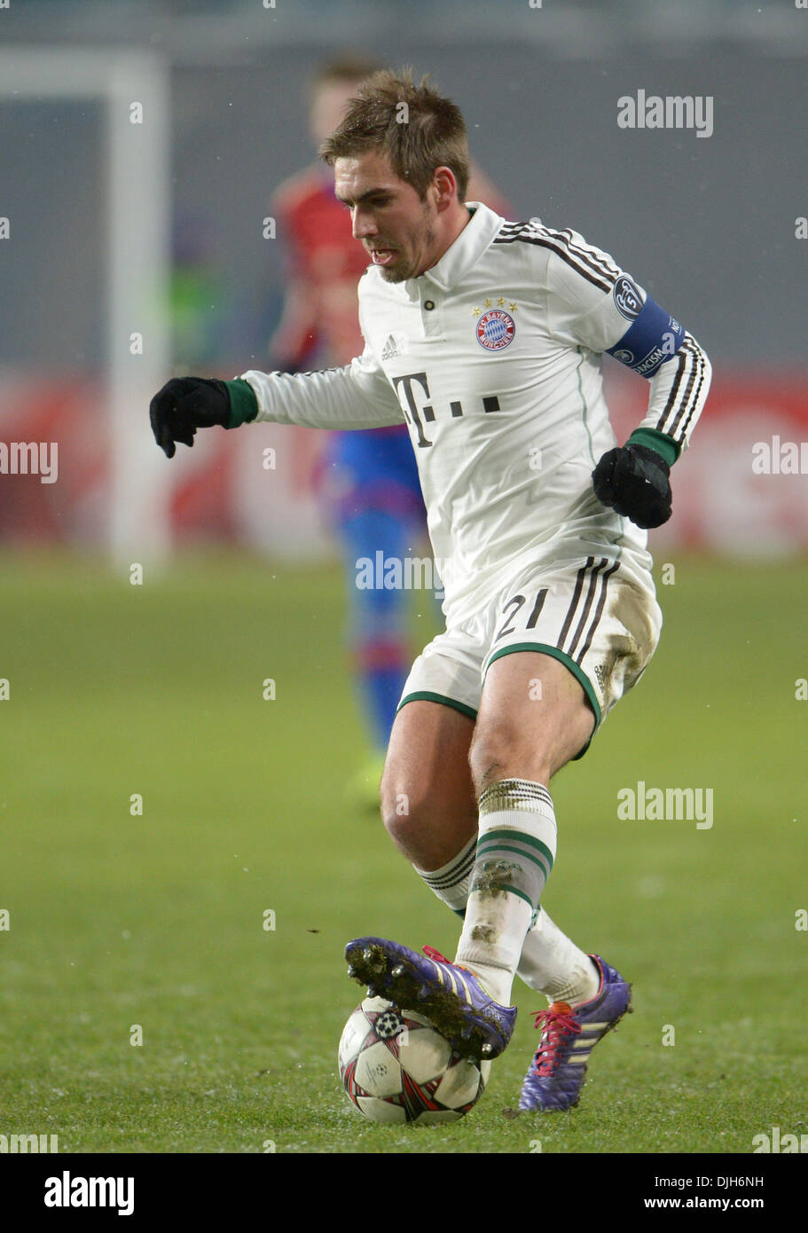 Moscow, Russia. 27th Nov, 2013. Munich's Philipp Lahm controls the ball ...