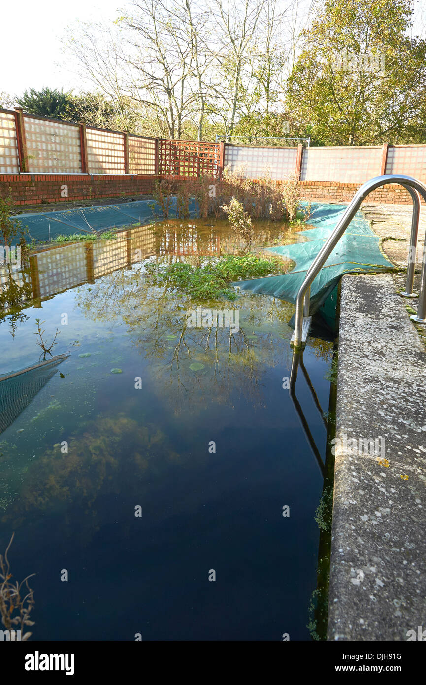 Disused swimming pool Stock Photo - Alamy