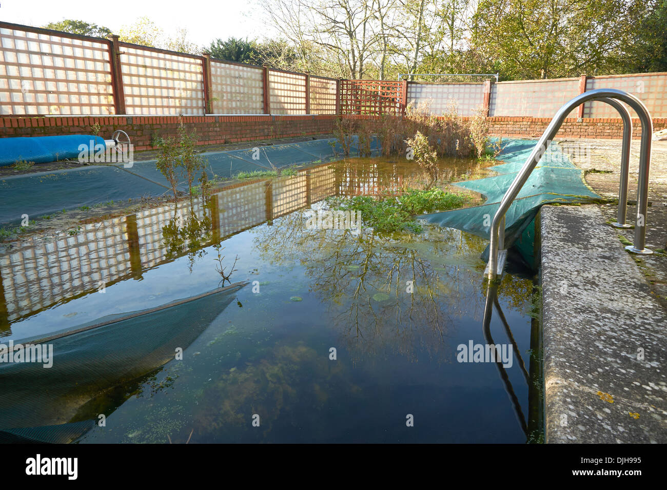 Disused swimming pool Stock Photo - Alamy