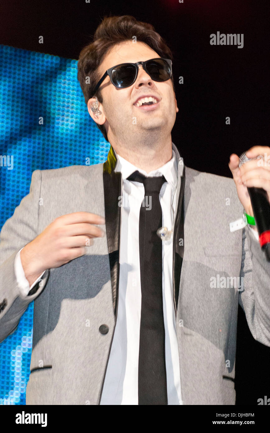 Outasight 103.5 KISS FM Chicago 2012 Fantabuloso concert at Allstate ...