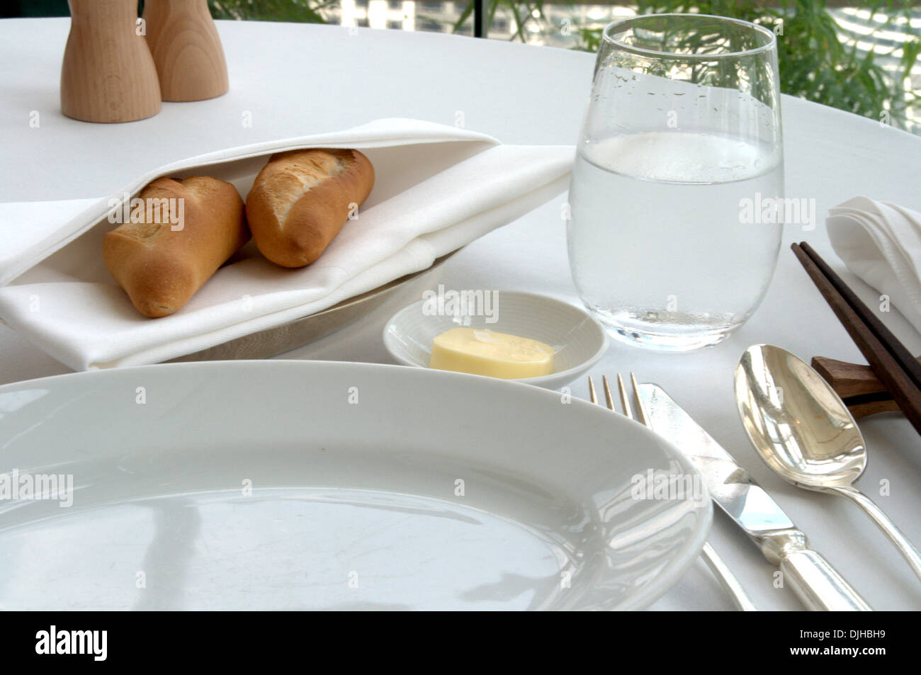 China plate setting hi-res stock photography and images - Alamy