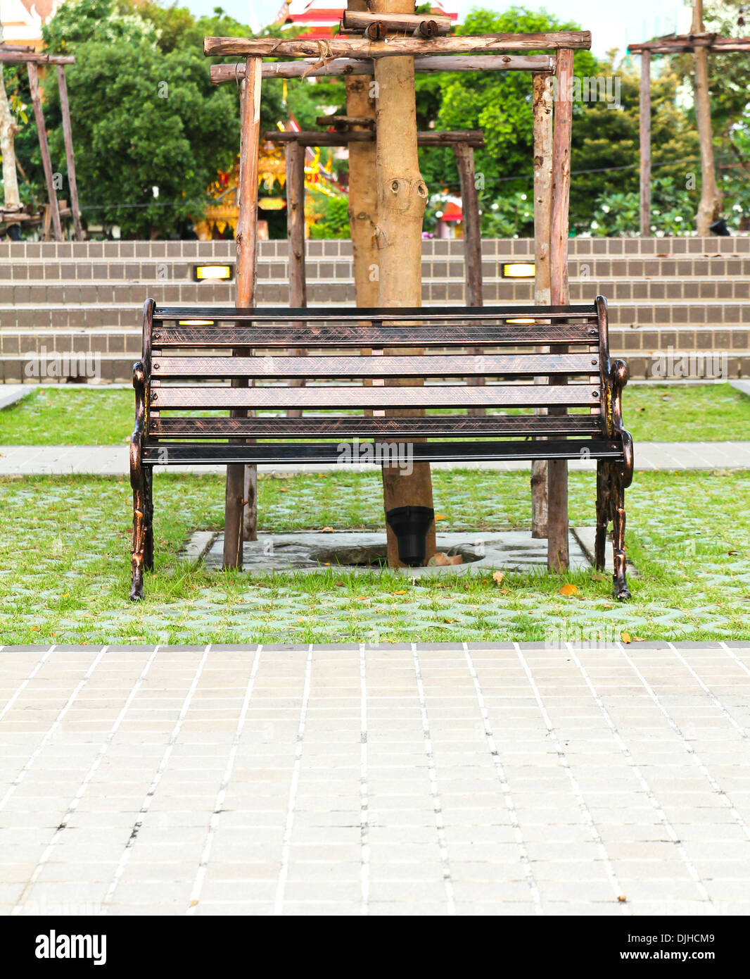Outdoor park seat hi-res stock photography and images - Alamy