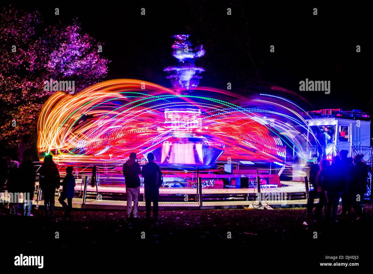Fun fair at night at the Bonfire Blast on Heaton Norris Rec Stock Photo ...