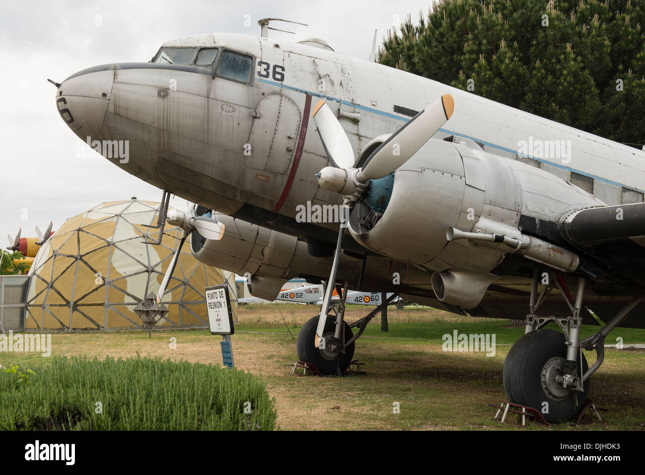Douglas dc 3 wing hi-res stock photography and images - Alamy