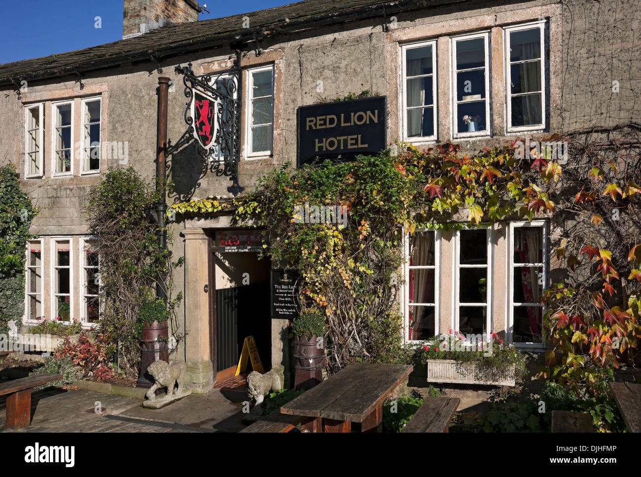 Burnsall village pub hi-res stock photography and images - Alamy