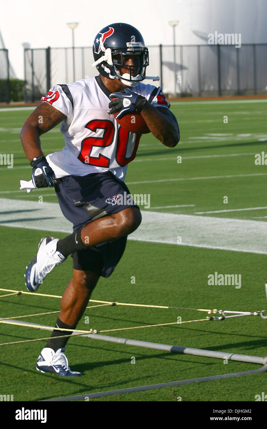 Houston Texans Running back Steve Slaton (20) works out high stepping ...