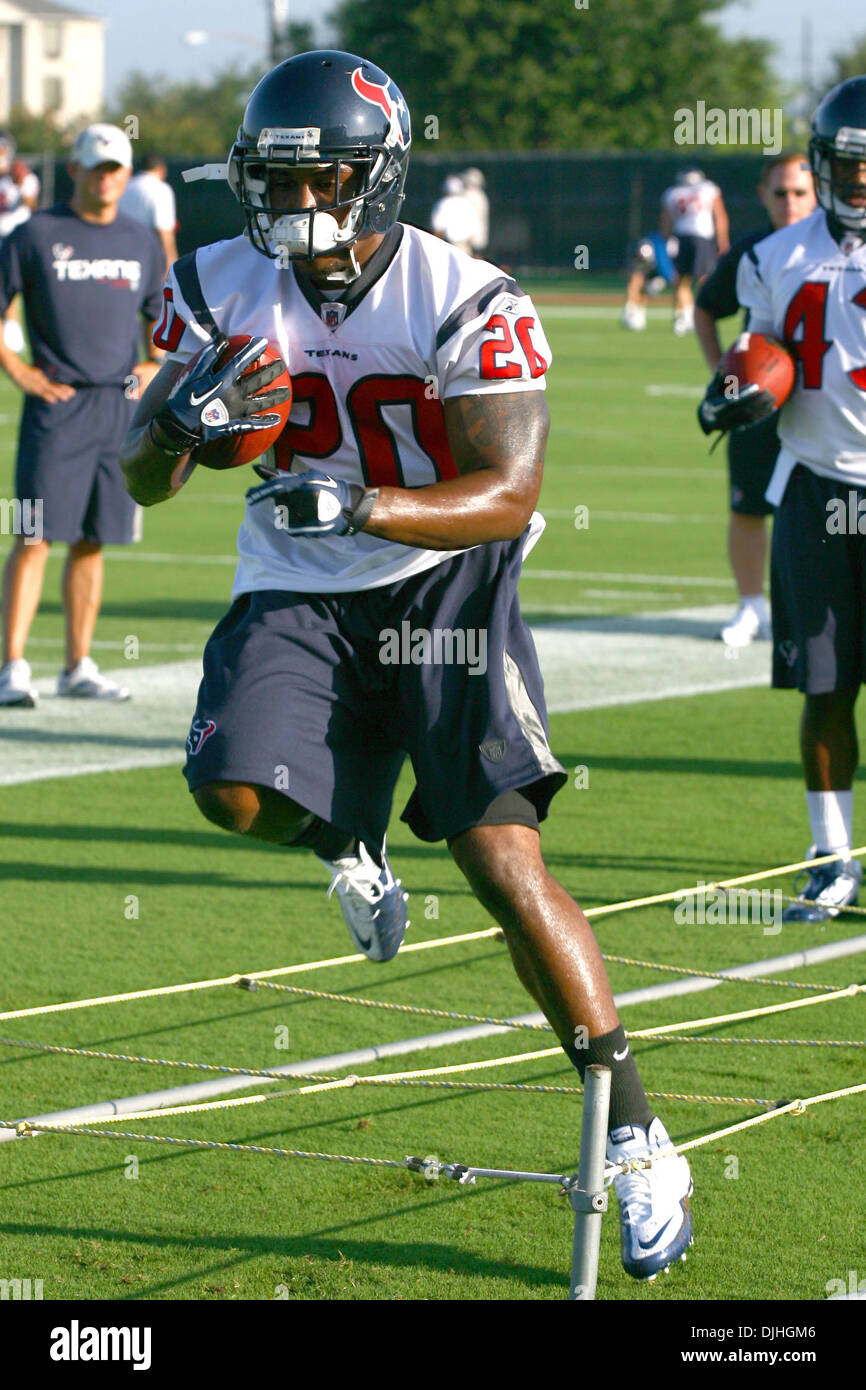 Houston Texans Running back Steve Slaton (20) works out high stepping ...