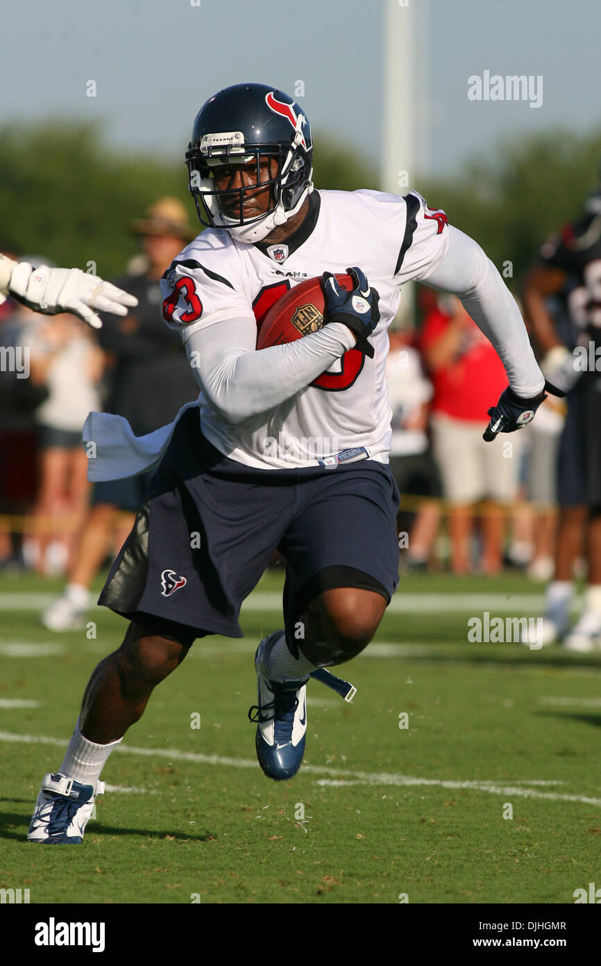 Houston Texans running back Ben Tate (43) takes the hand off and looks ...
