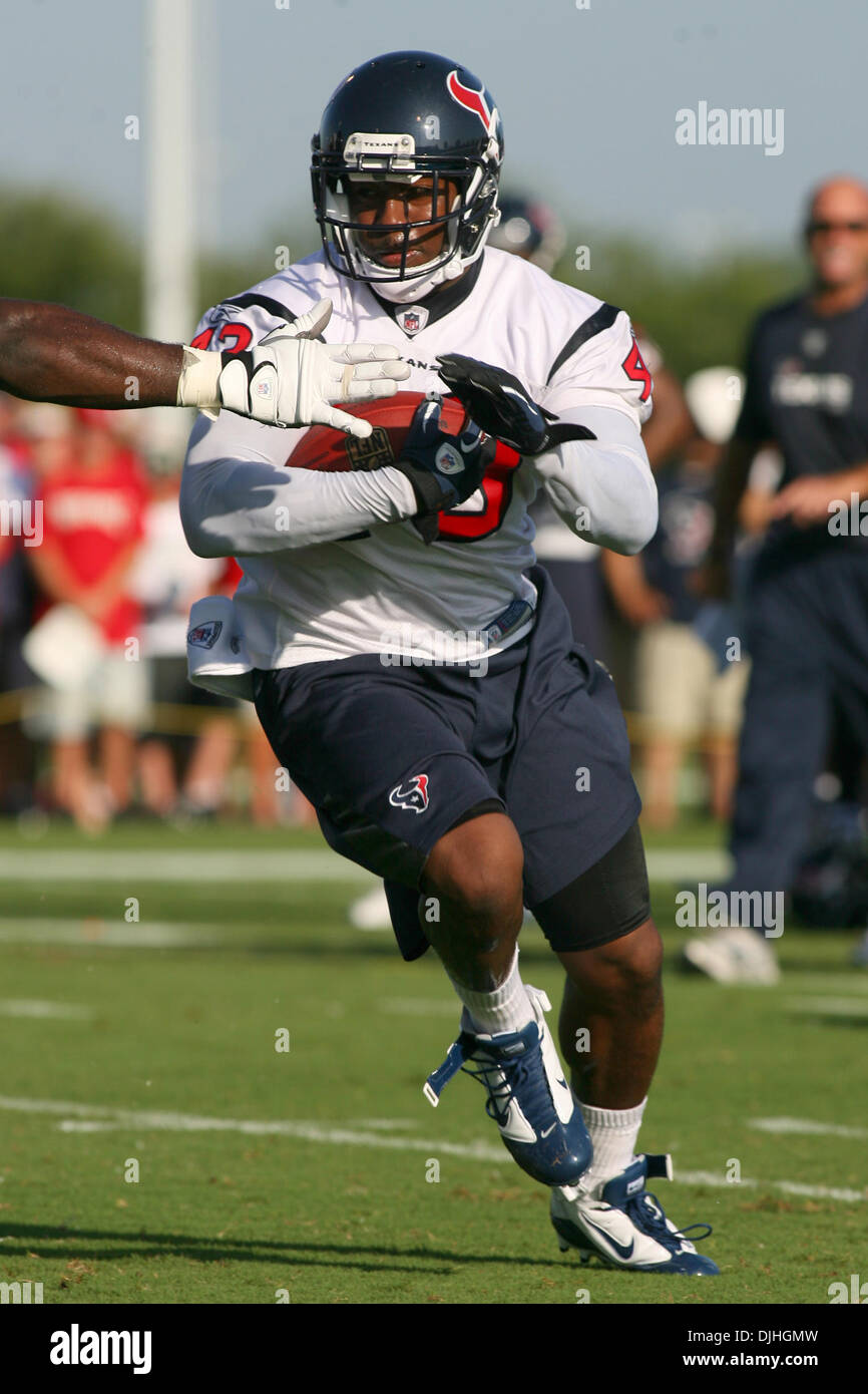 Houston Texans running back Ben Tate (43) takes the hand off and looks ...