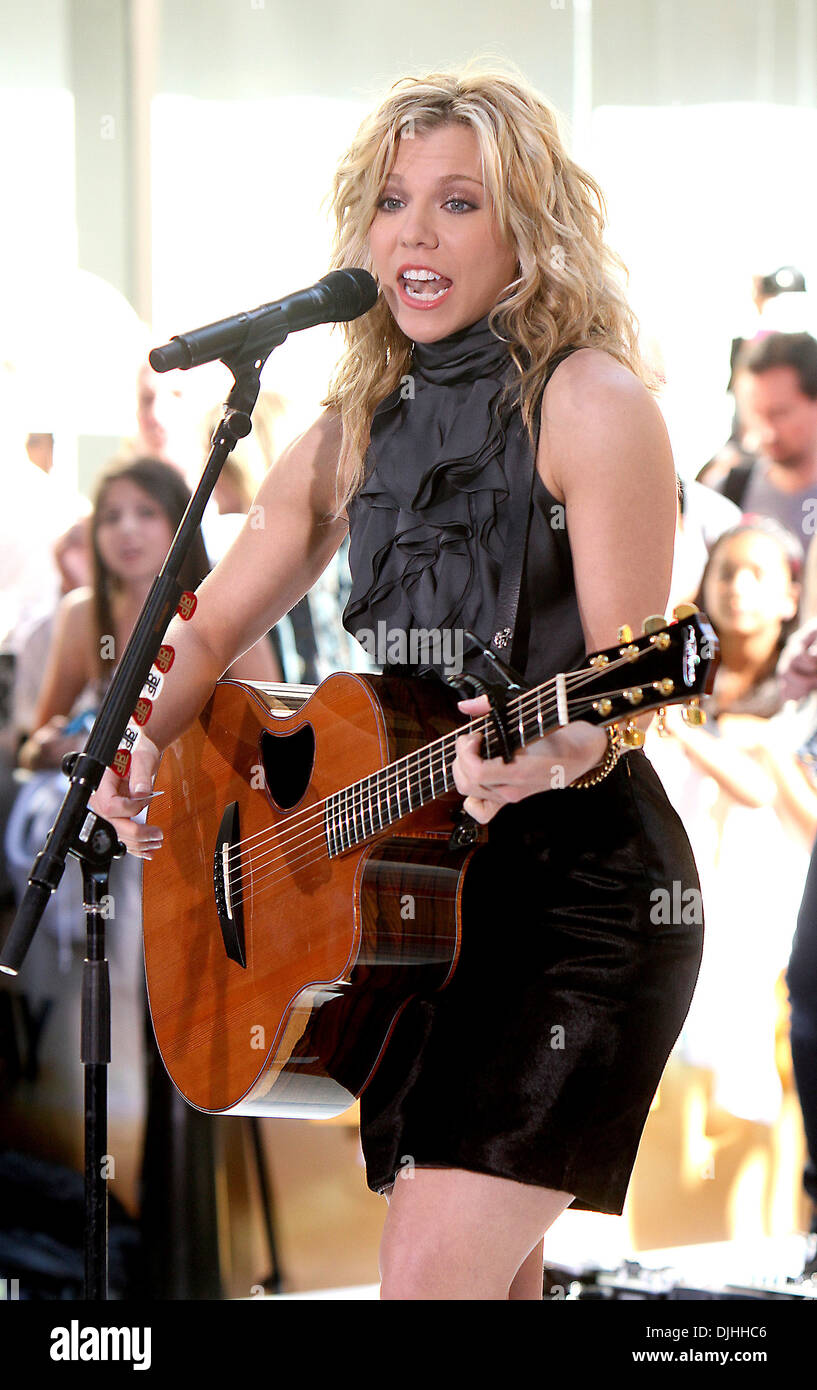 Kimberly perry band perry performs hi-res stock photography and images ...