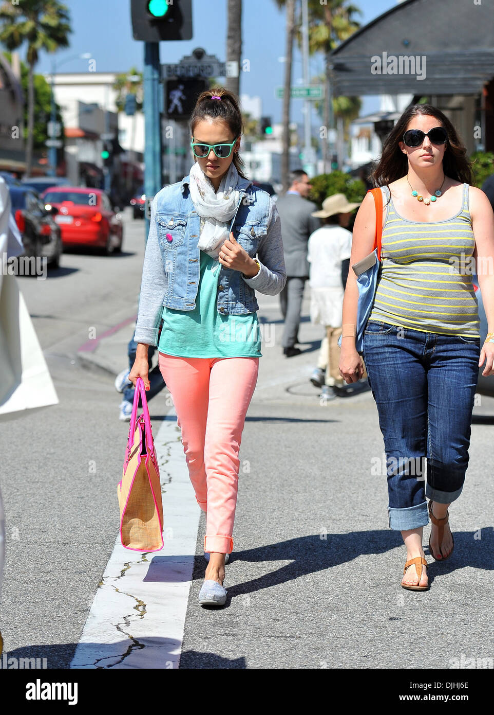 Jessica Alba arrives at Le Pain Quotidien for lunch in Beverly Hills ...