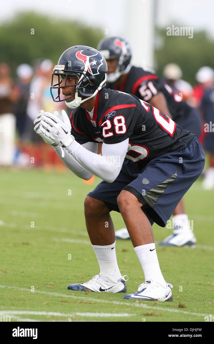 Houston Texans cornerback Antwaun Molden (28) closes the gap to the ...