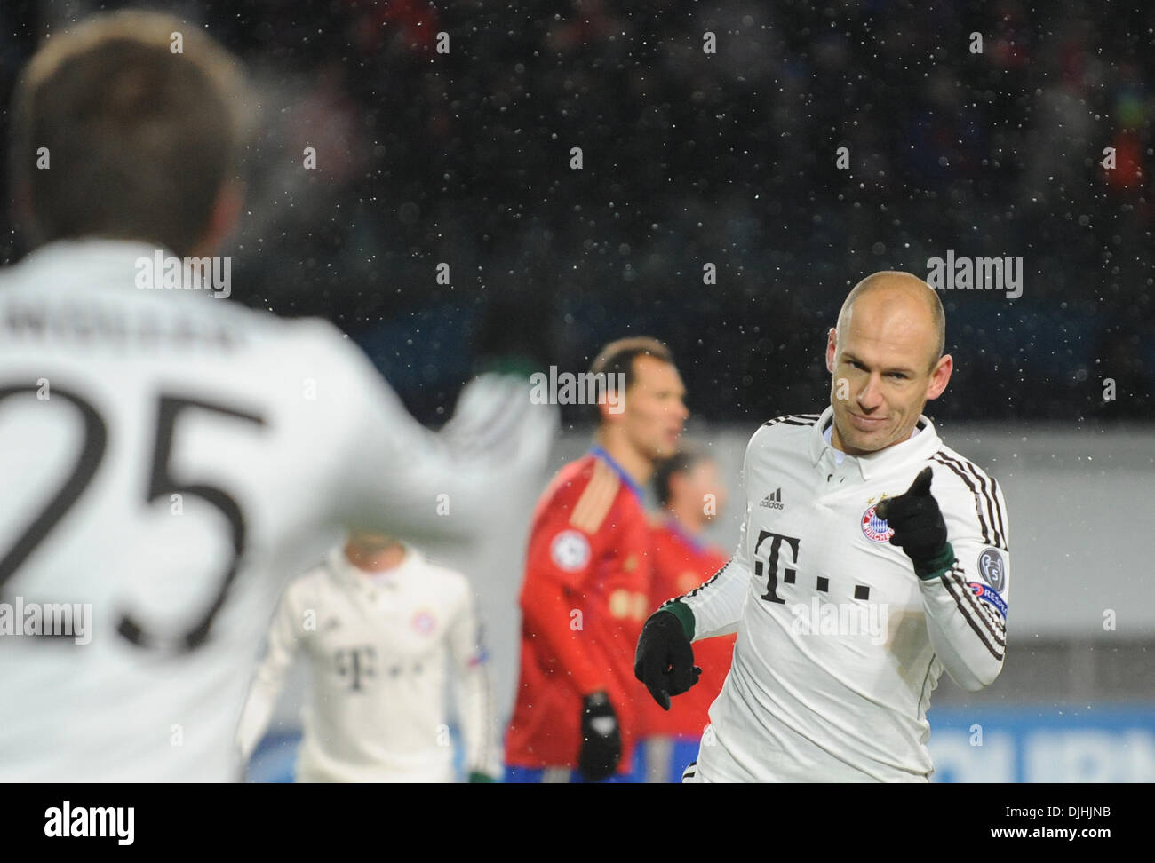 Moscow, Russia. 27th Nov, 2013. Munich's Arjen Robben (R) celebrates ...
