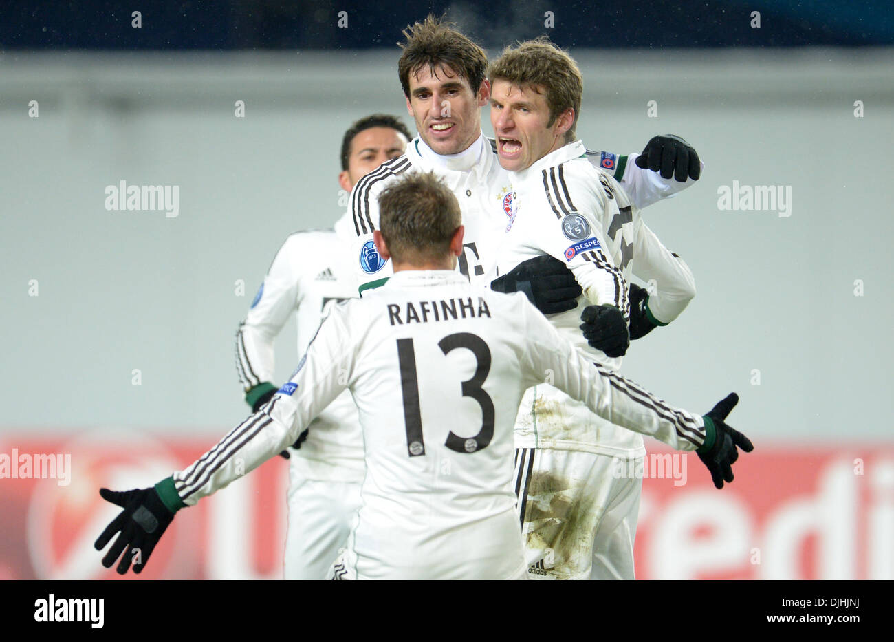 Moscow, Russia. 27th Nov, 2013. Munich's Thomas Mueller (from R), Javi ...