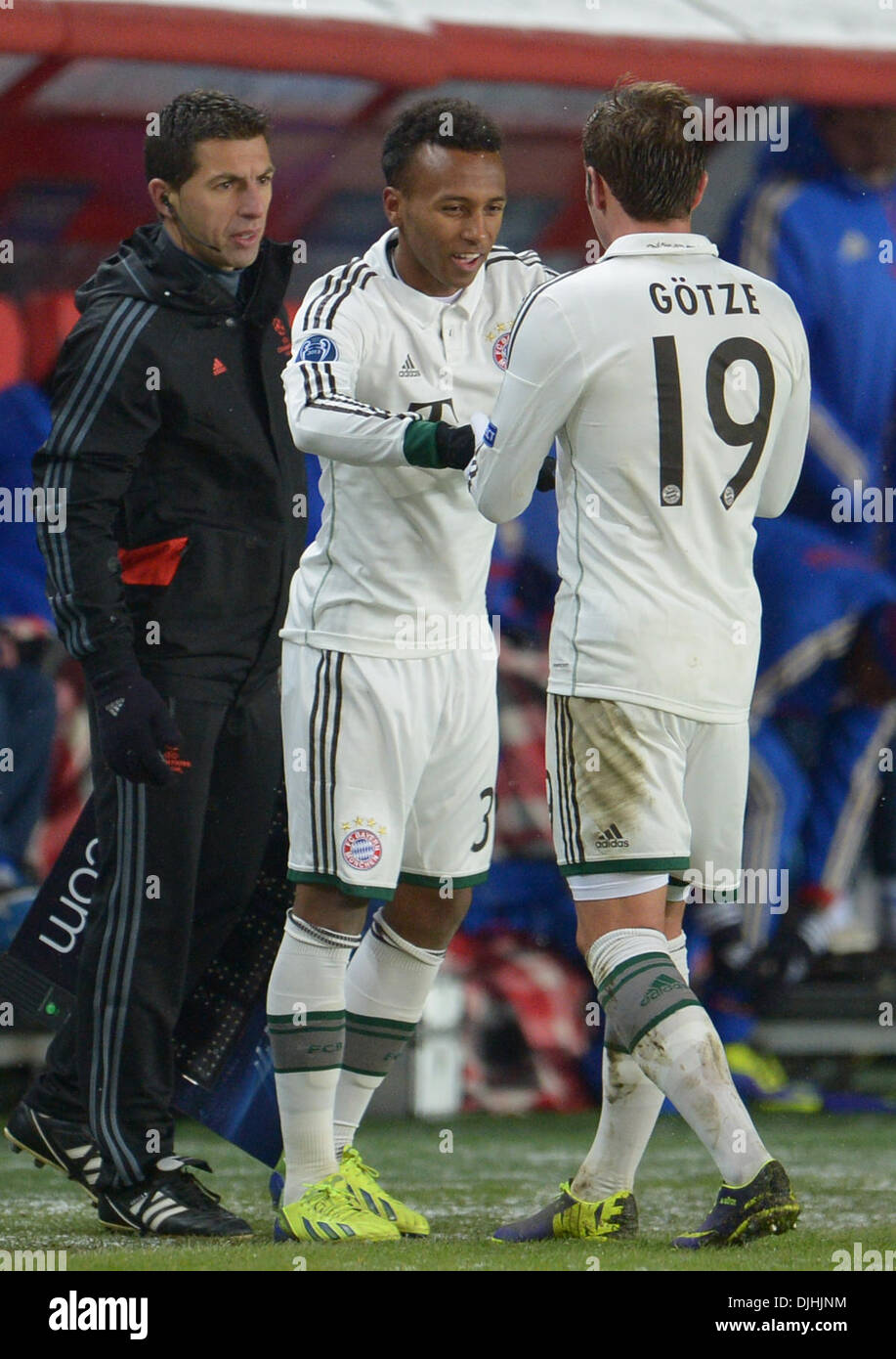 Moscow, Russia. 27th Nov, 2013. Munich's Mario Goetze (R) is ...