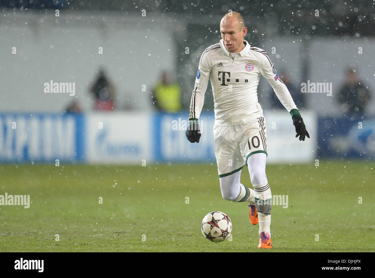 Moscow, Russia. 27th Nov, 2013. Munich's Arjen Robben runs with the ...