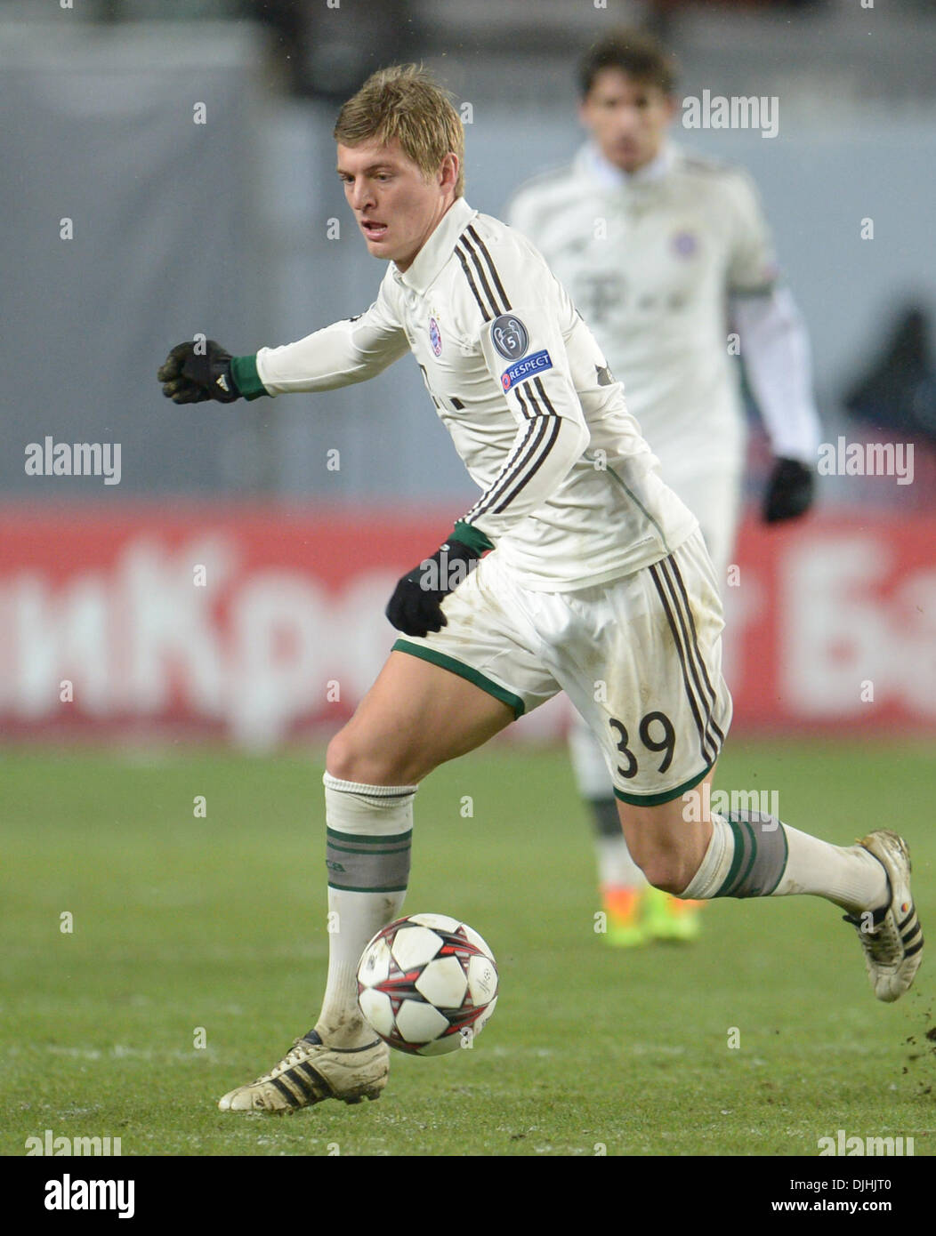 Moscow, Russia. 27th Nov, 2013. Munich's Toni Kroos runs the ball ...