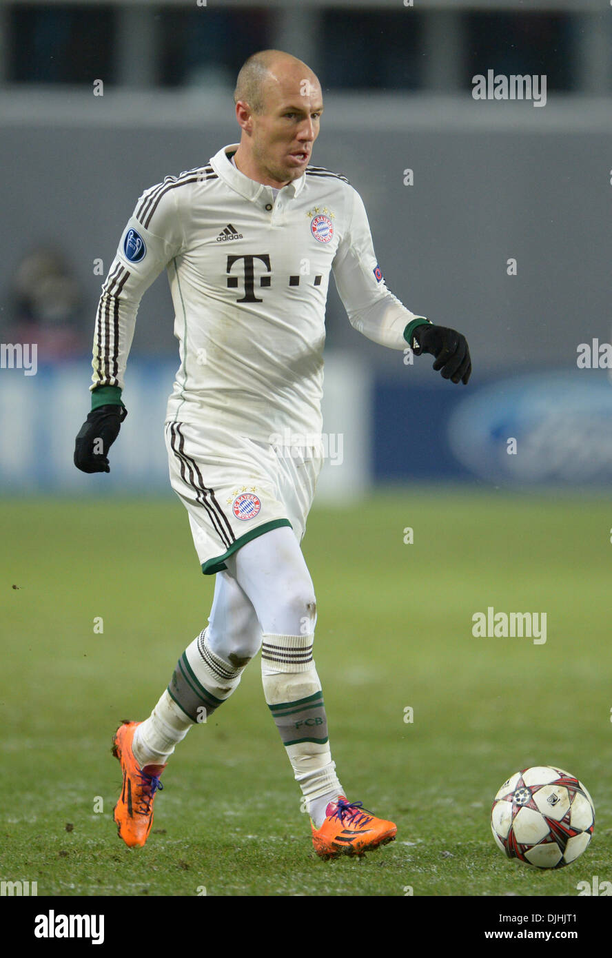 Moscow, Russia. 27th Nov, 2013. Munich's Arjen Robben runs the ball ...