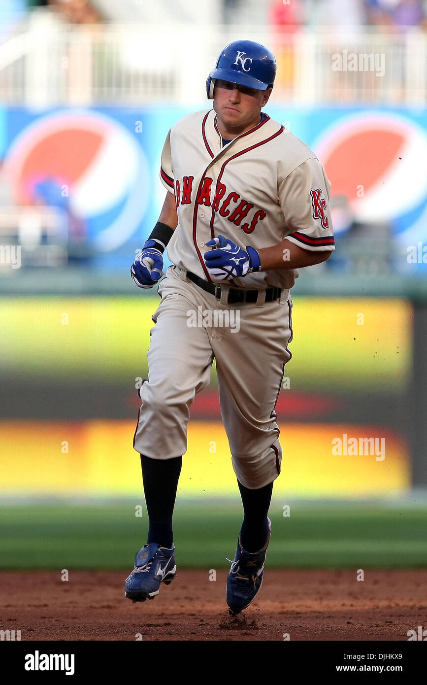 31 July 2010: Kansas City Royals center fielder Mitch Maier (12) heads ...