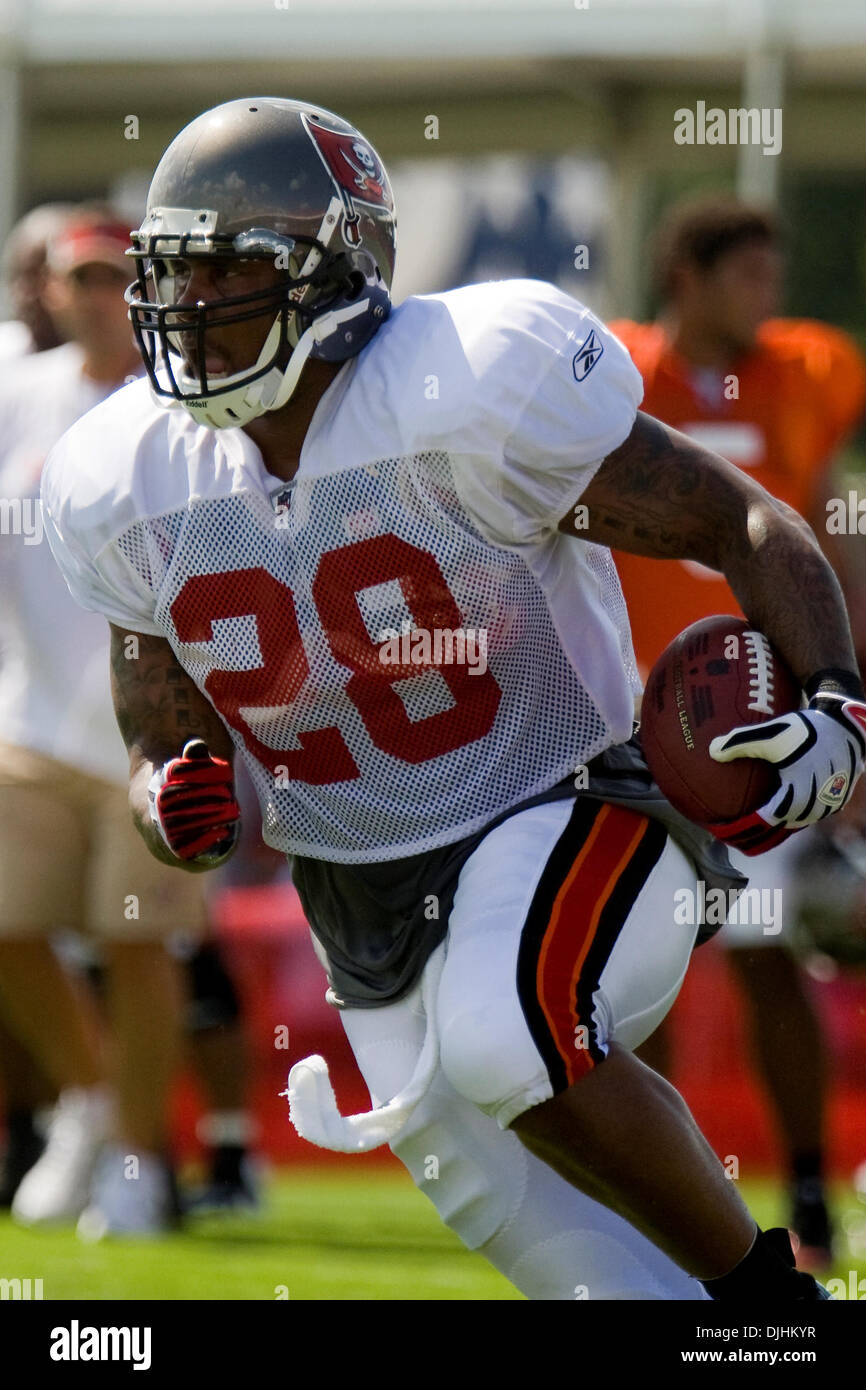 Tampa Buccaneer RB Derrick Ward(#28) rushing in drills during training ...